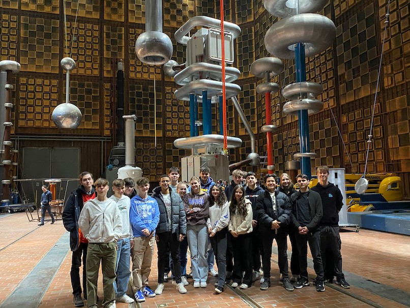 Besuch der 7B-Klasse im Nikola Tesla Labor der TU Graz